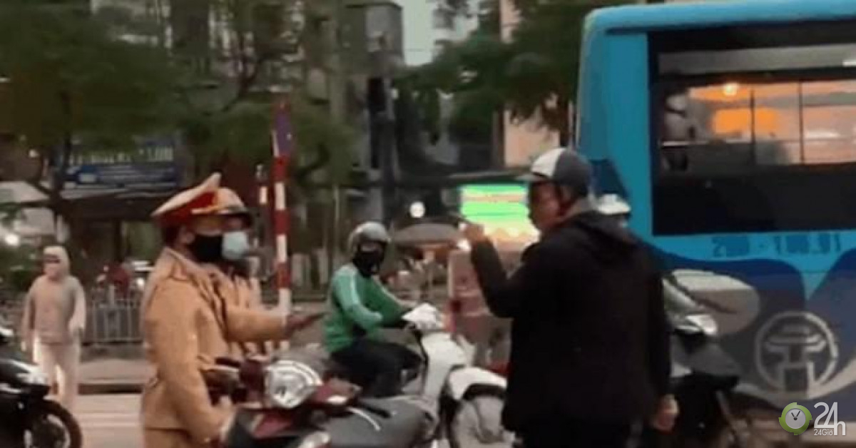 Csgt Nói Gì Về Clip đối Tượng áo Dính Máu Cầm Dao Dọa Cảnh Sát