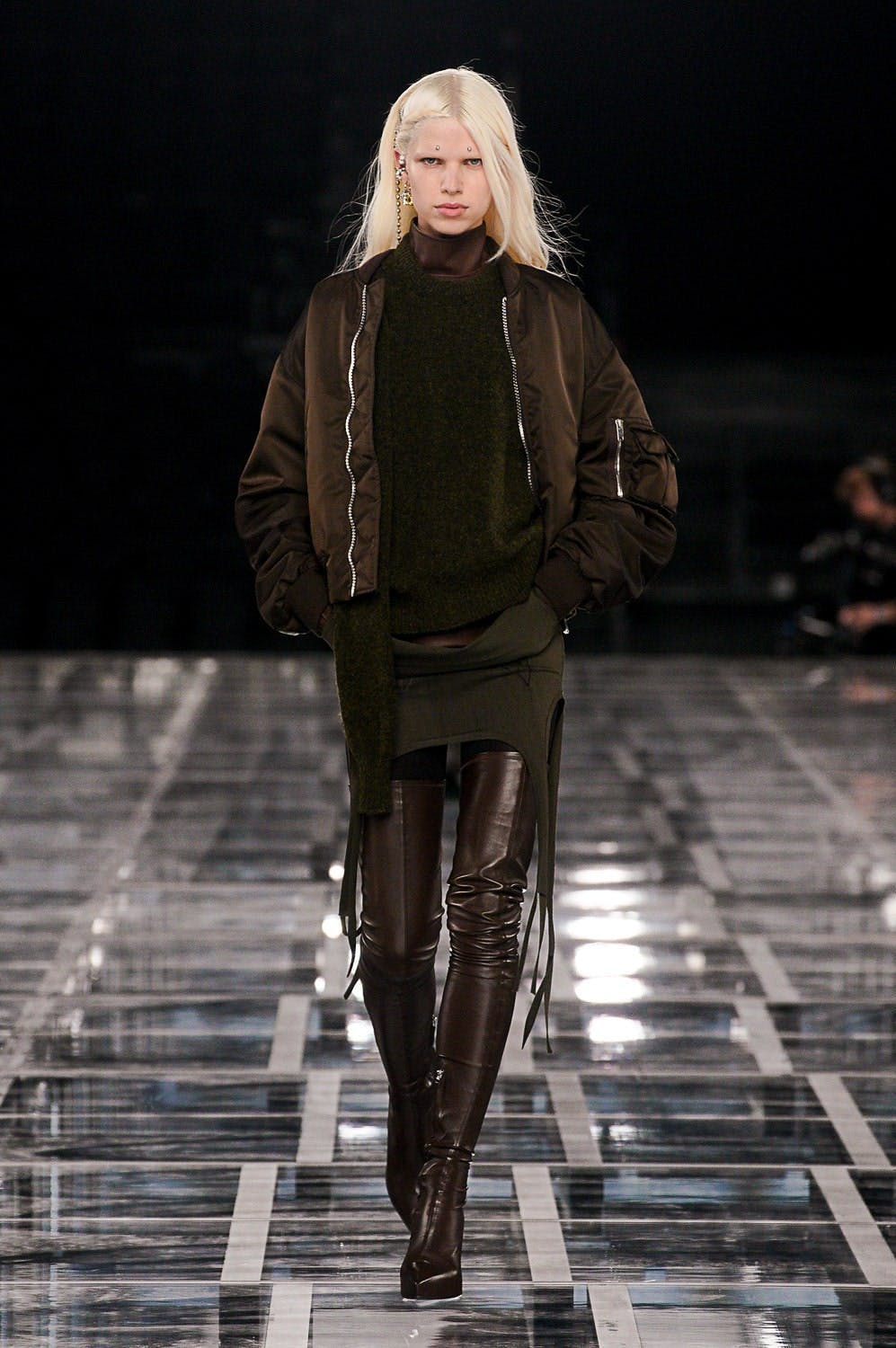 Givenchy gợi cảm theo phong cách streetwear trong bộ sưu tập Thu/Đông 2022