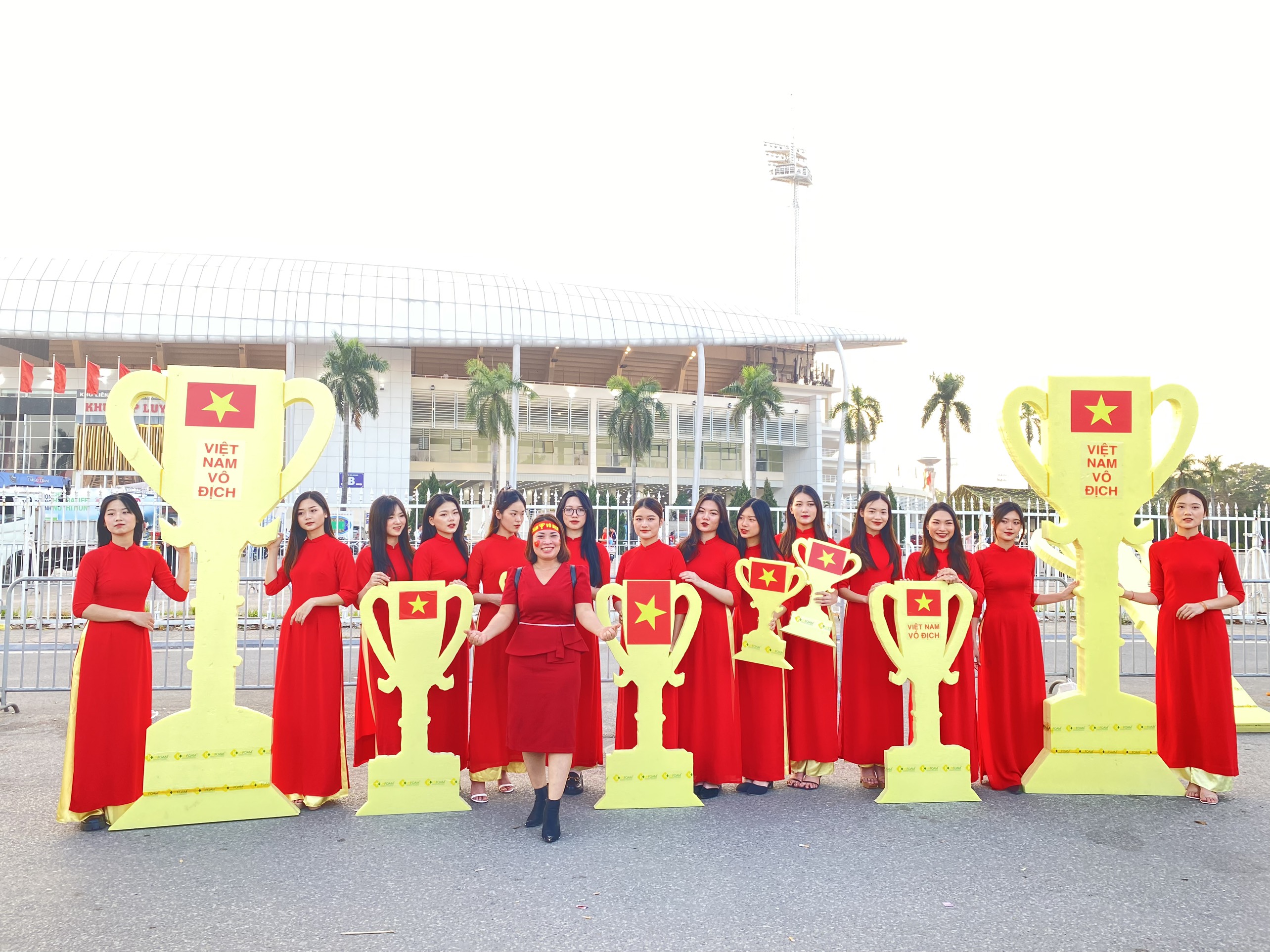 Chiếc cúp vàng đặc biệt cổ vũ đội tuyển Việt Nam