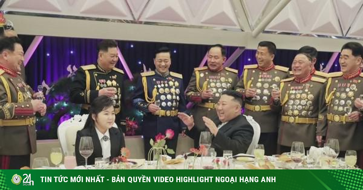 Ái nữ ông Kim Jong-un xuất hiện cùng cha tại tiệc chúc mừng quân đội