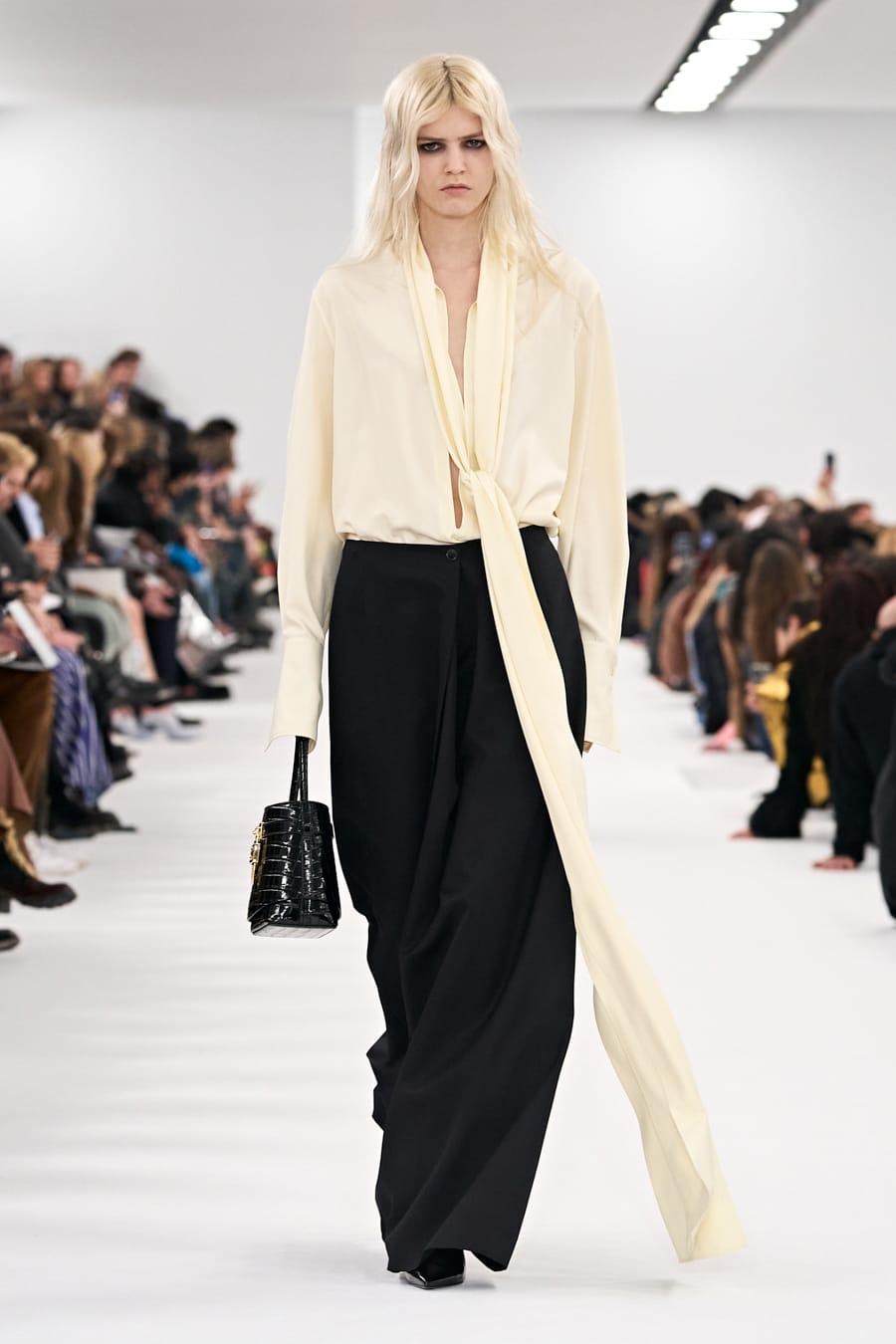 Vẻ đẹp thanh lịch cổ điển thời hiện đại của Givenchy