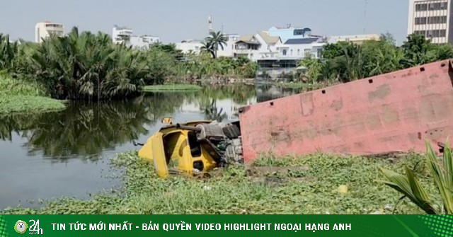 Xe container chở cuộn thép nặng 20 tấn lao xuống hồ nước ở TPHCM