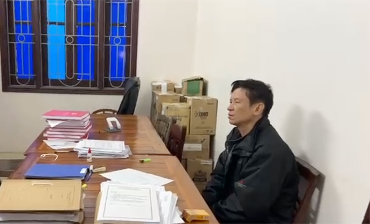 Vượt chốt kiểm soát nồng độ cồn, tài xế ô tô kéo lê xe cảnh sát tóe lửa