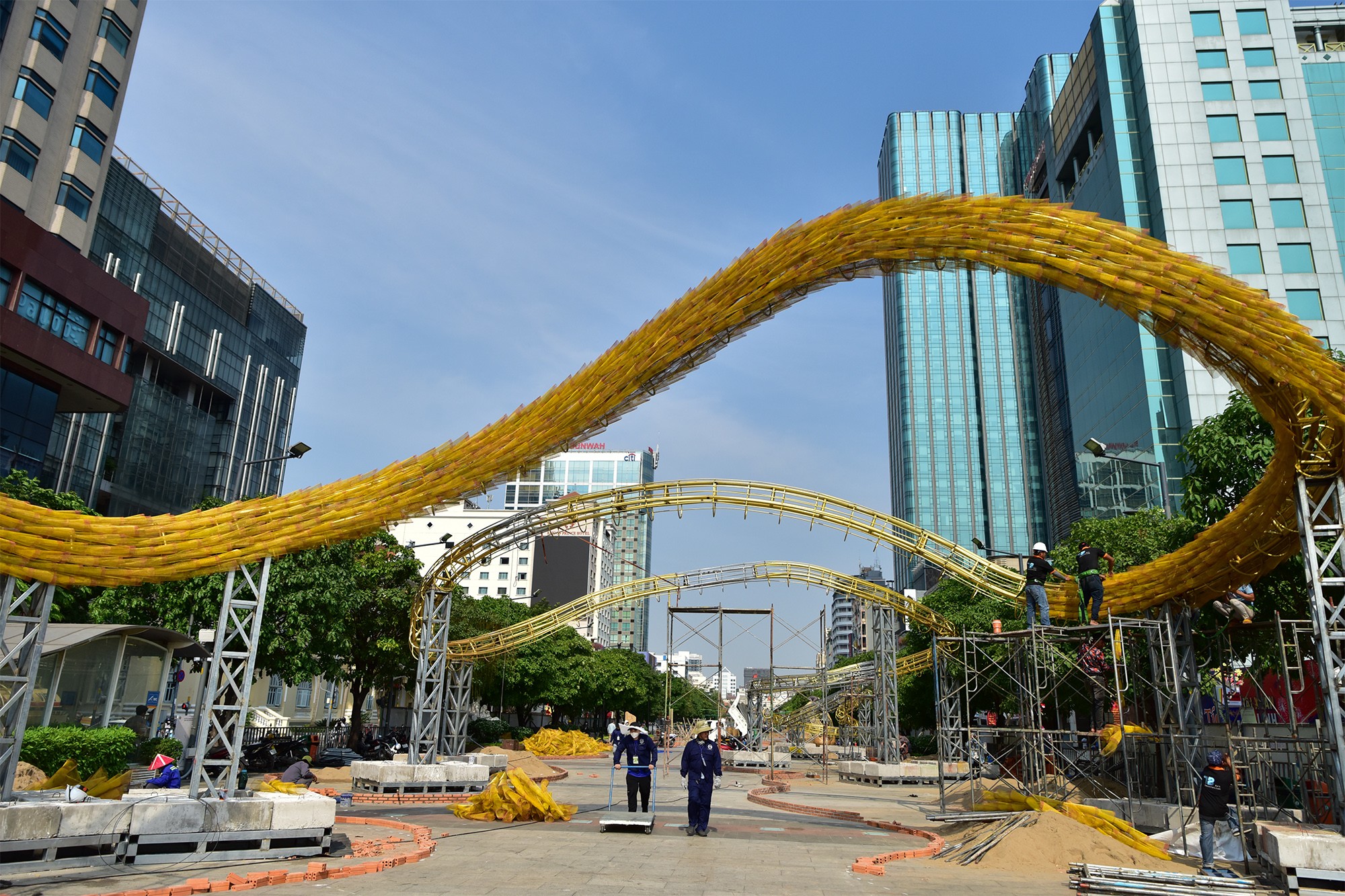 Cặp rồng "khổng lồ” uốn lượn trên đường hoa Tết ở trung tâm TP.HCM