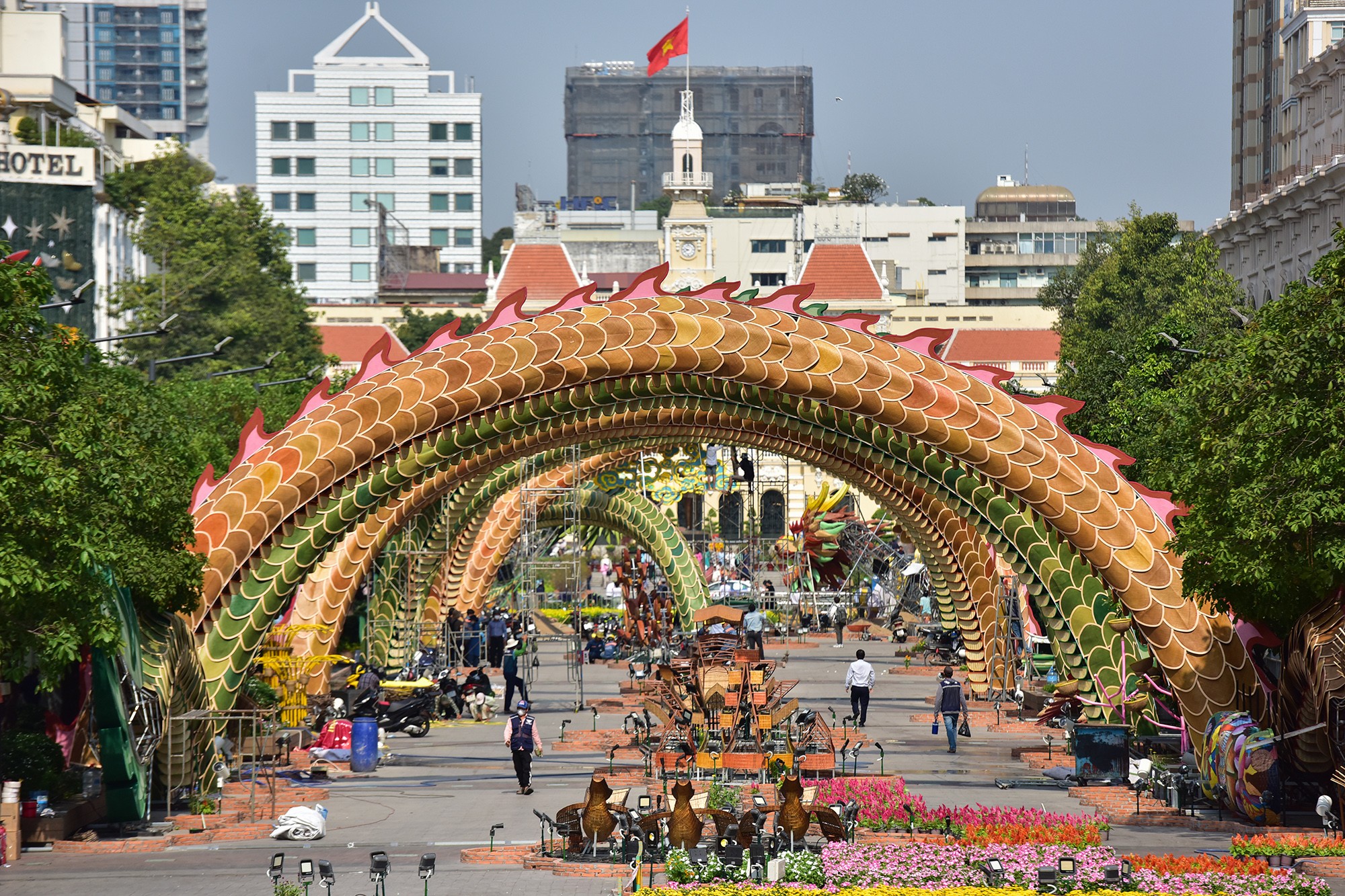 Cặp rồng "khổng lồ” uốn lượn trên đường hoa Tết ở trung tâm TP.HCM