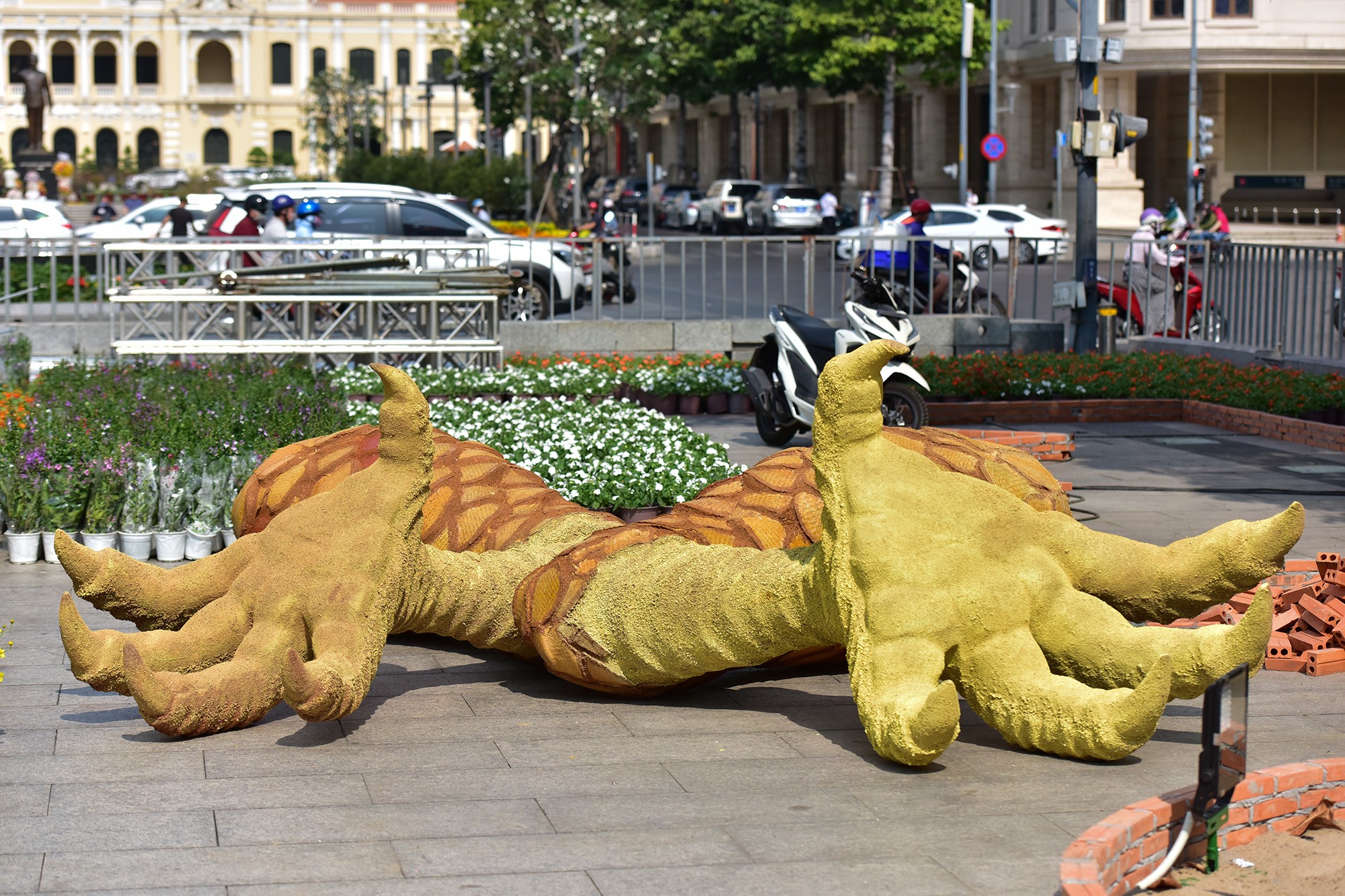 Cặp rồng "khổng lồ” uốn lượn trên đường hoa Tết ở trung tâm TP.HCM