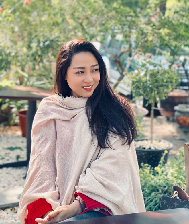 "Hoa khôi Wushu" cùng mẹ tự tay gói từng chiếc bánh chưng chuẩn bị Tết