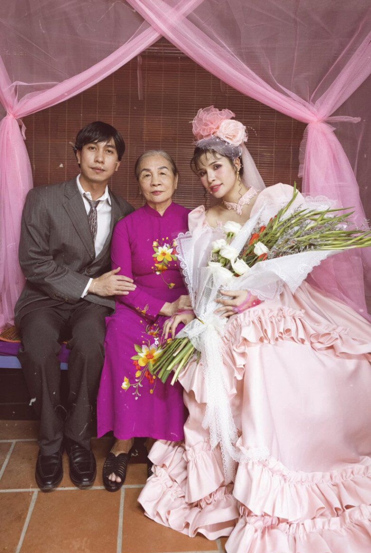 TikToker 2 con cưới trai tân bị hàng xóm dị nghị, mẹ chồng nói một câu ...