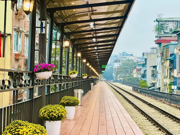 Hà Nội: Ga tàu Long Biên có 'áo mới'