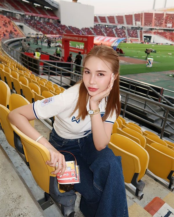 Bạn gái an ủi Supachok sau khi thua tuyển Việt Nam