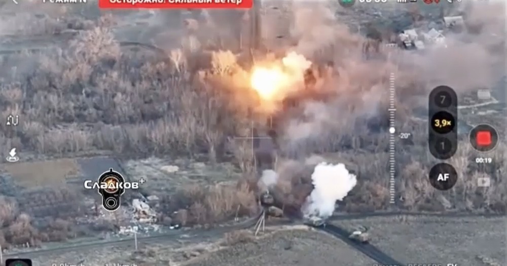 Video: Điều xảy ra khi một xe tăng Nga cận chiến hai xe tăng Ukraine ở mặt trận Pokrovsk