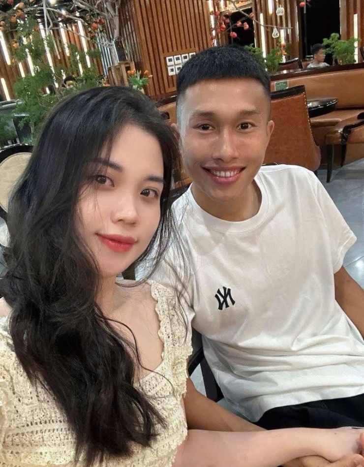 Trên sân ở Thái Lan, câu nói của cầu thủ Doãn Ngọc Tân khiến vợ rơi nước mắt