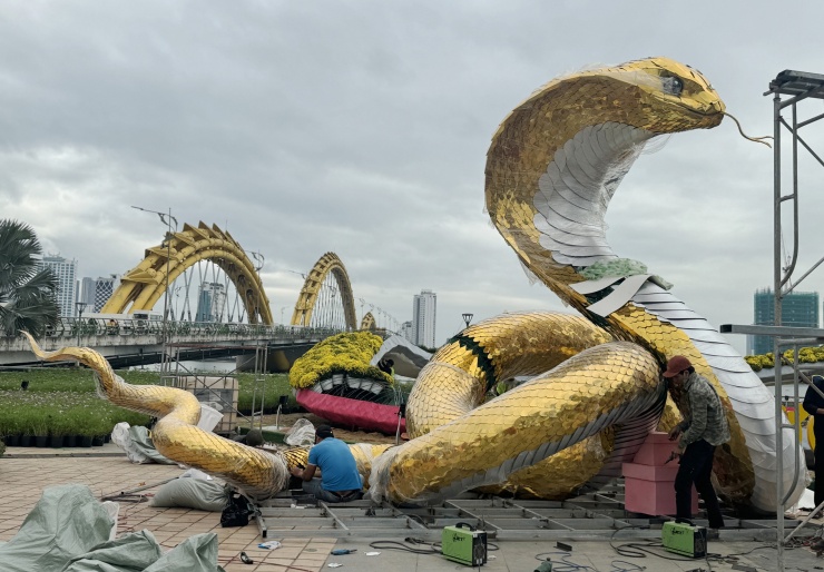 Cận cảnh linh vật rắn ở Đường hoa Xuân Đà Nẵng