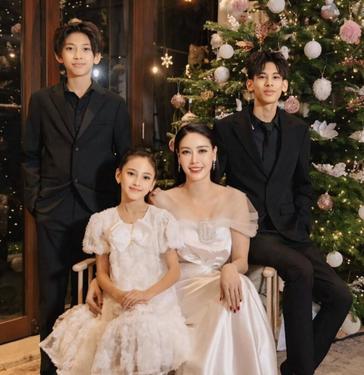 Con trai kín tiếng của Hoa hậu Hà Kiều Anh du học Anh về nước ăn Tết ...