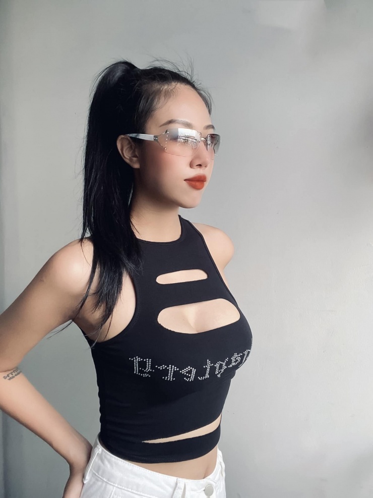 Sinh con trai đích tôn cho nhà chồng, vợ trẻ Quang Minh "độ" lại dáng nóng bỏng, sống an nhàn ...