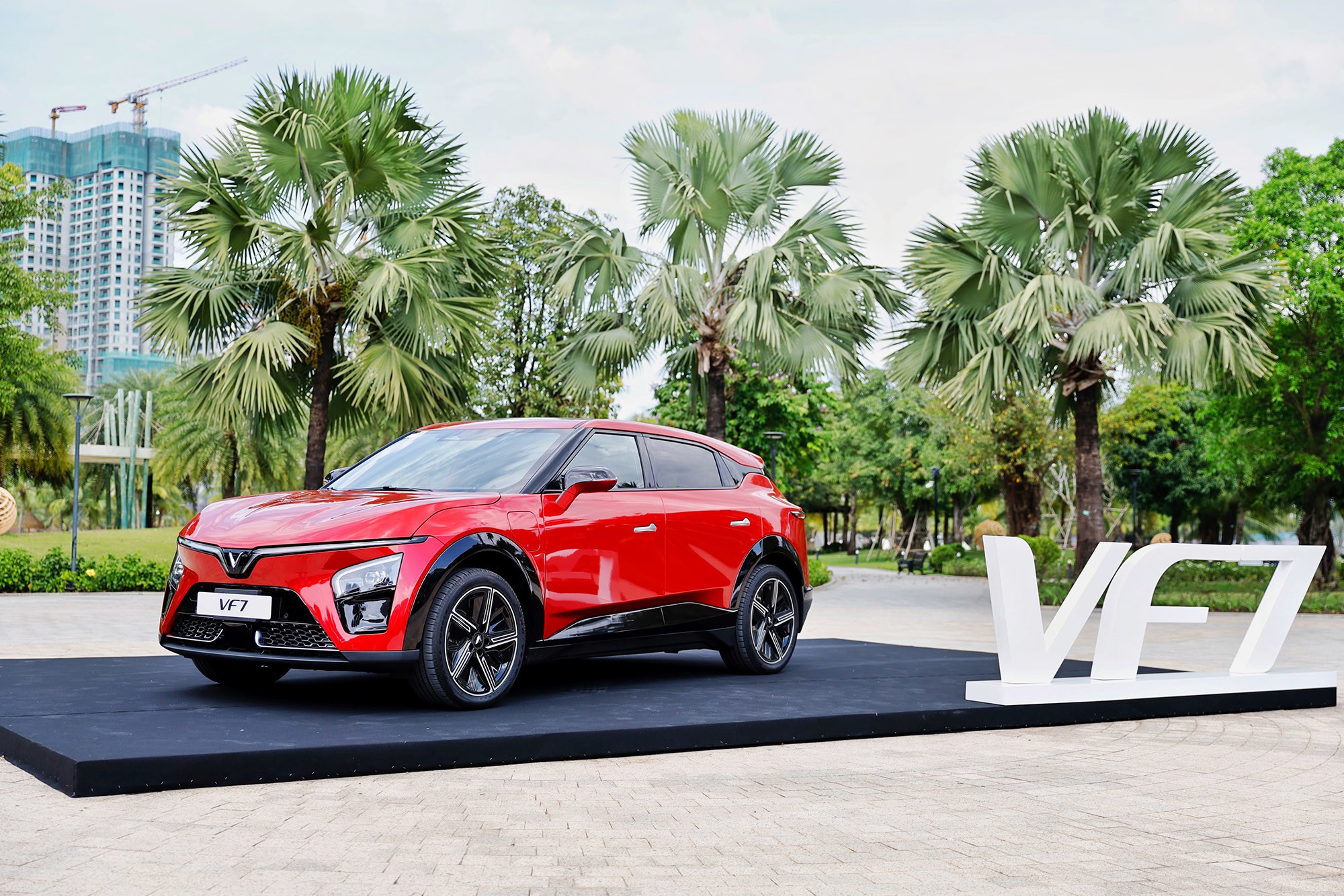 VinFast VF7 thuần điện 100% hay Innova Cross HEV xăng lai điện?