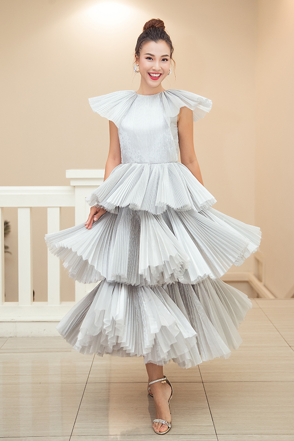 Top đẹp tuần: Nhã Phương vấn tóc Audrey Hepburn, mặc đầm khoét lưng