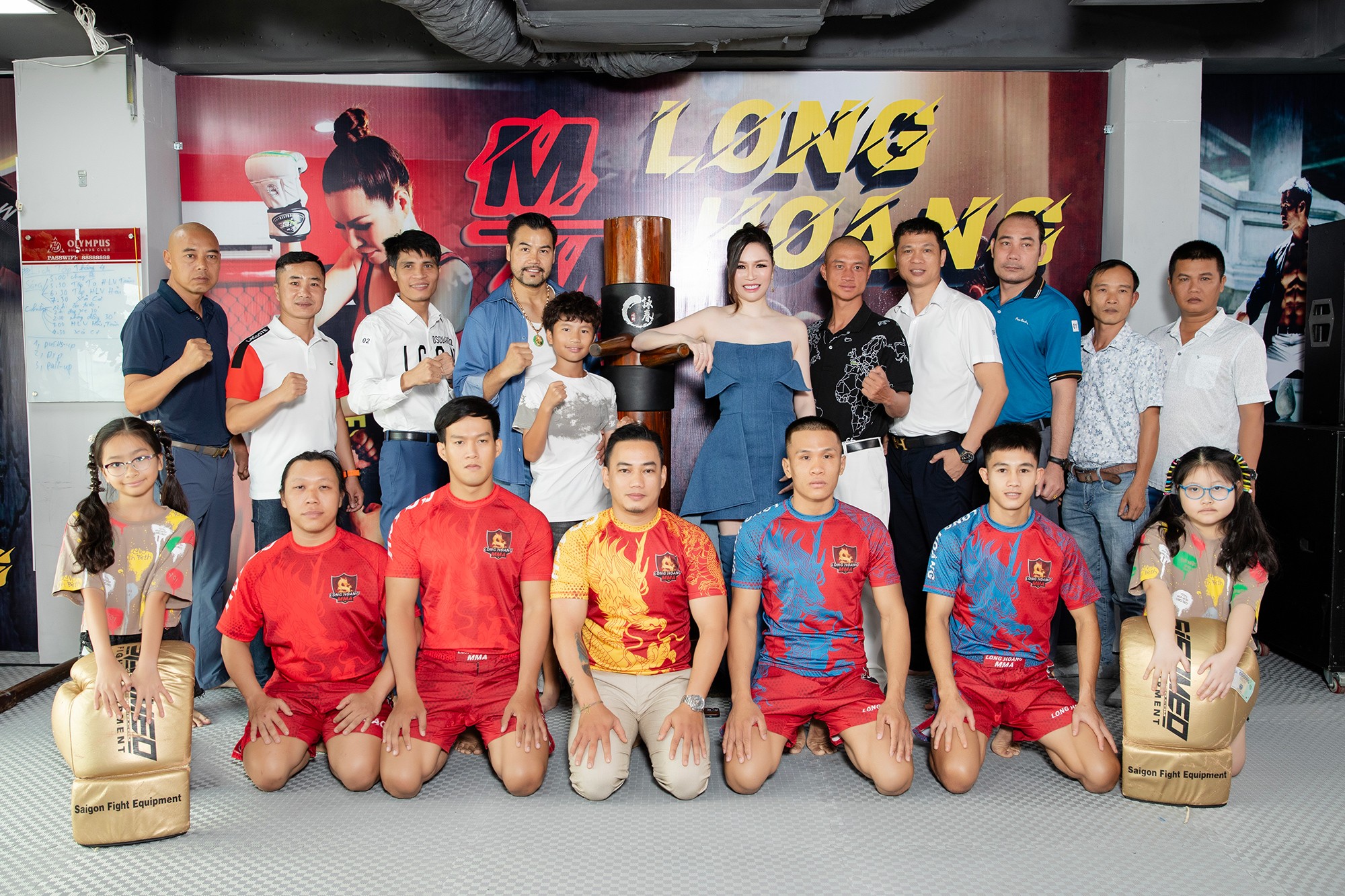 Hoa hậu Bùi Thi Hà cùng "Chú bảo vệ" tập đoàn Long Hoàng ra mắt Võ đường