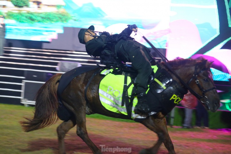 Chen chân xem kỵ binh trình diễn vượt rào cản, lao qua vòng lửa