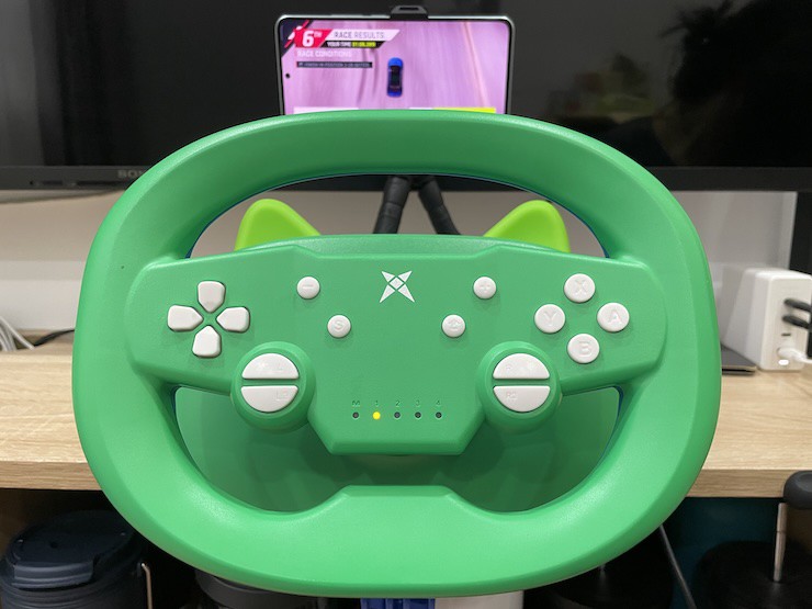 Vô lăng kiêm tay cầm chơi game giúp đua xe siêu thực trên smartphone