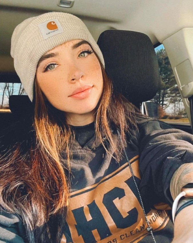 Nữ thợ điện trở thành ngôi sao mạng xã hội