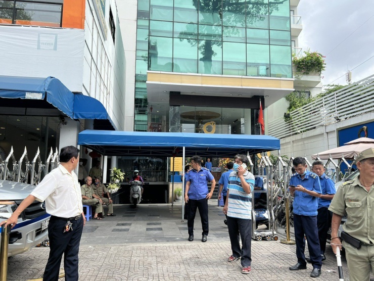 Cảnh tượng lạ thường ở tiệm vàng SJC lớn nhất TPHCM