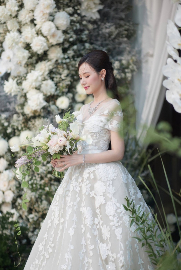 4 mẫu váy cưới giúp Midu ghi điểm