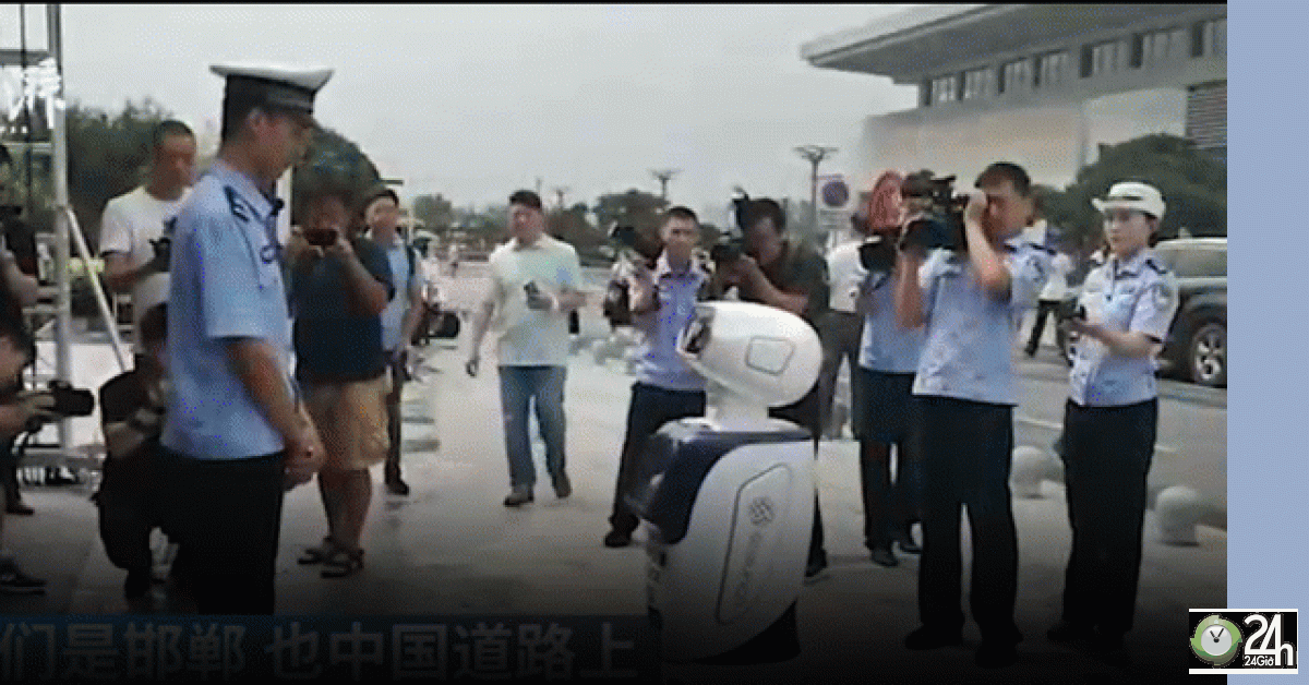 Video: Xem robot cảnh sát đi tuần trên đường phố Trung Quốc