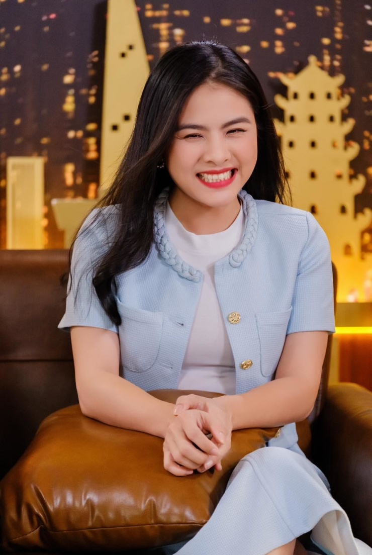 Cách mặc giấu bụng của Vân Trang khi mang bầu con thứ 4