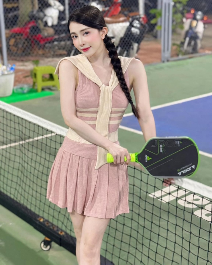 Quỳnh Nga che body với đồ bộ 99 nghìn đồng đi chơi pickleball