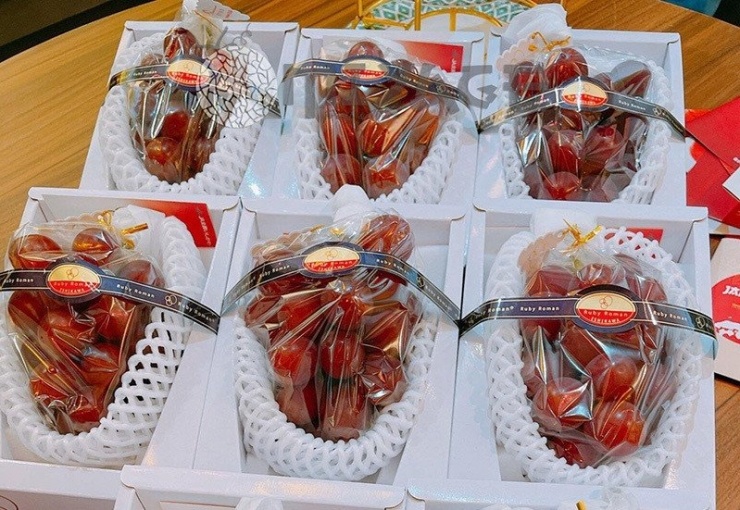 Nhiều người ‘xếp hàng’ mua nho Nhật đắt nhất thế giới giá 12 triệu đồng/kg