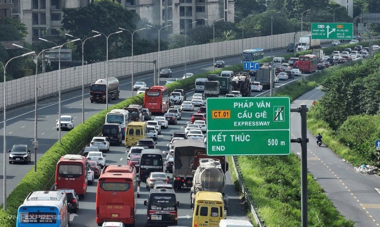 Dòng xe ùn ứ ở cửa ngõ TP HCM, Hà Nội