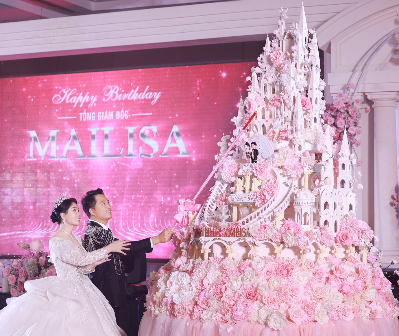 Ngỡ ngàng với bánh kem siêu to khổng lồ mà nhân viên dành tặng Tổng ...