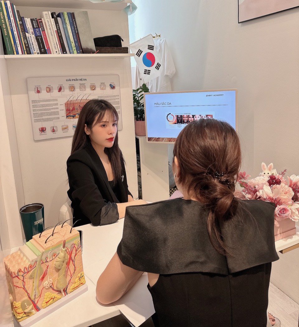 CEO Đinh Quỳnh Trang và hành trình tái tạo da cho khách hàng