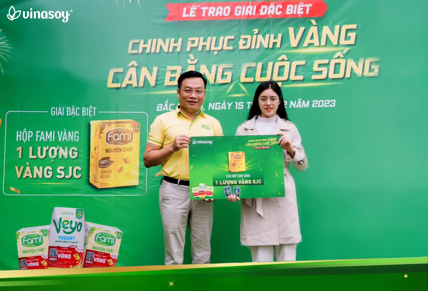 Vinasoy trao giải đặc biệt 01 lượng vàng cho khách hàng may mắn