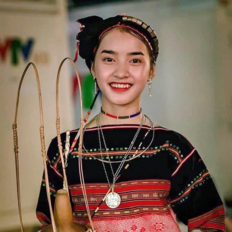 Cô gái dân tộc khiến nhiều người "quay xe” vì hình ảnh hiện tại