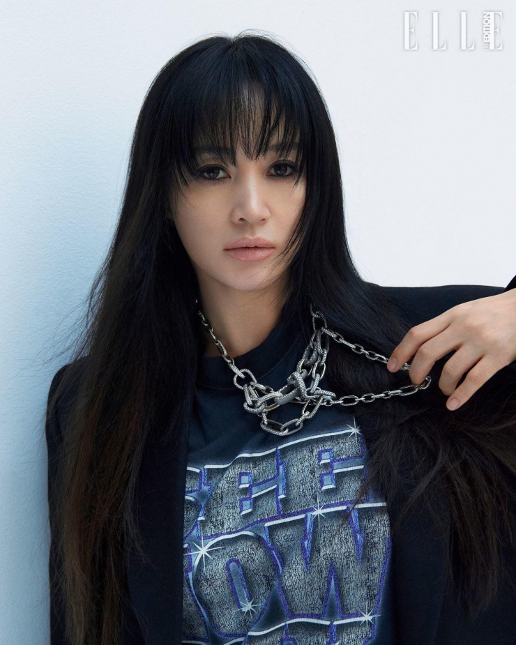 'Biểu tượng gợi cảm' Kim Hye Soo tuổi 54