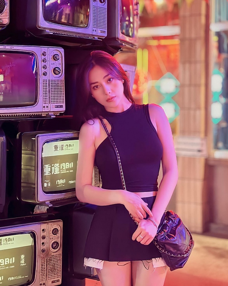 Phương Oanh đeo túi trăm triệu đồng bế con trai dạo phố