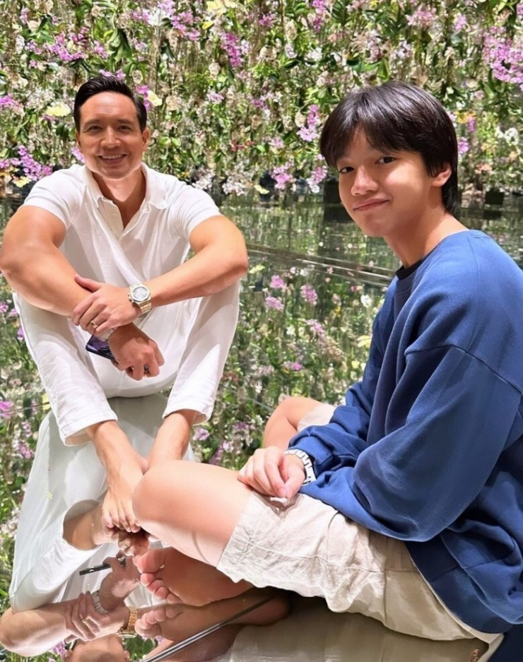 Con trai Cường Đô La "khổng lồ" khi ngồi cạnh em gái Lisa, đôi chân dài ...