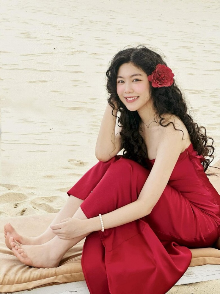 Lọ Lem nhà MC Quyền Linh khoe vóc dáng ngọc ngà, trưởng thành quyến rũ ở tuổi 18