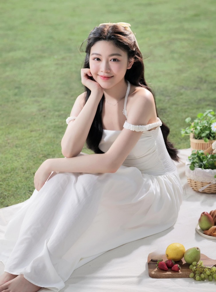 Lọ Lem nhà MC Quyền Linh khoe vóc dáng ngọc ngà, trưởng thành quyến rũ ở tuổi 18