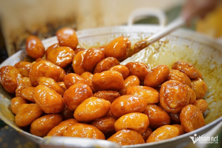 Quán 'siêu nhỏ' ngày bán vài nghìn chiếc bánh rán, khách đứng kín vỉa ...