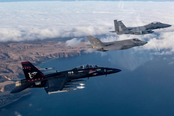 Tiêm kích FA-18F Super Hornet kết hợp tên lửa AIM-174: Bộ đôi hoàn hảo