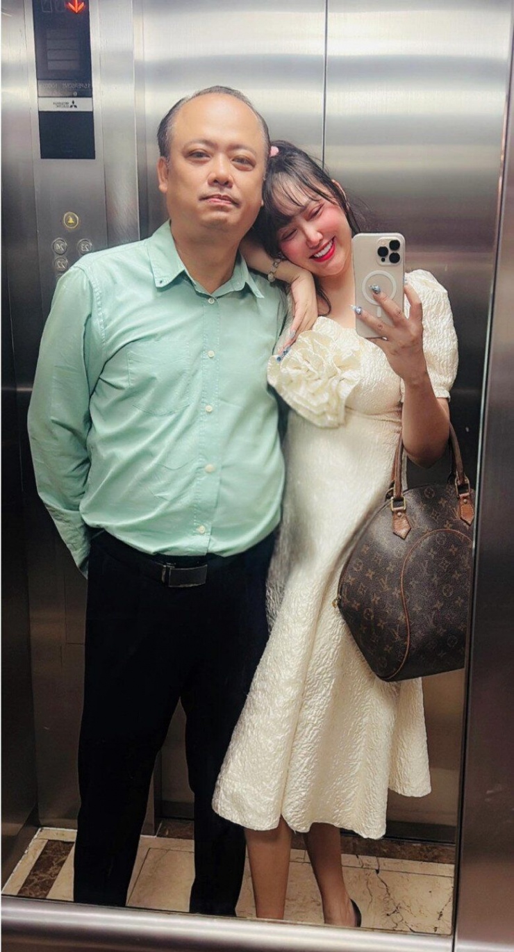 Phi Thanh Vân hạnh phúc sánh bước bên bạn trai ở tuổi U45, thẳng thắn nhắc tới chuyện có bầu