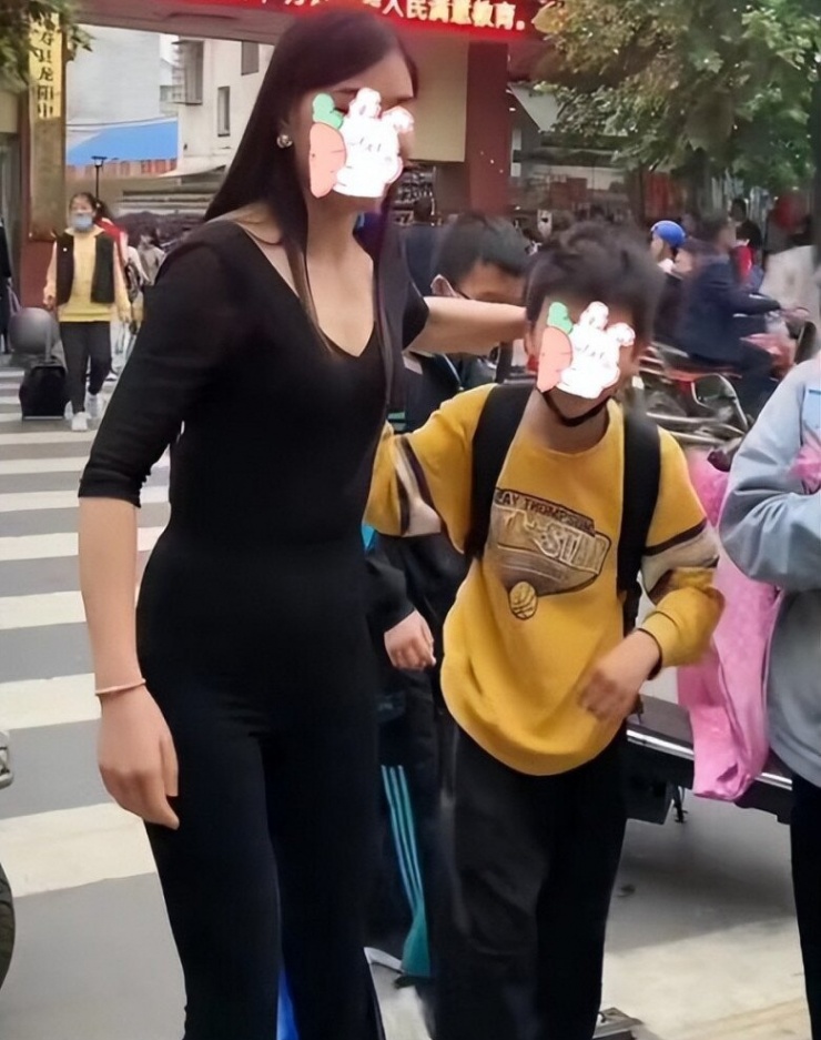 Đến trường đón con, mẹ trẻ diện quần bó sát gợi cảm, nhiều phụ huynh ...