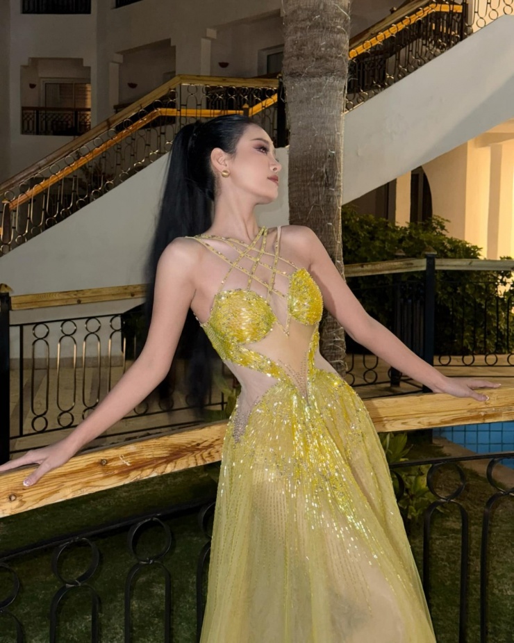 Bùi Khánh Linh khoe body với áo nhỏ xíu ở Miss Intercontinental