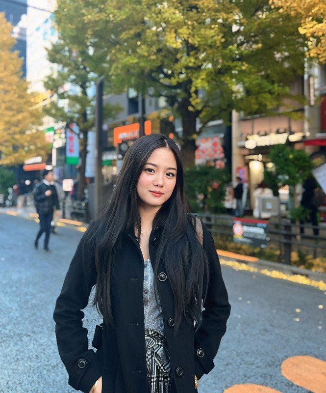 Nổi tiếng giống Bà Tưng, gái xinh chỉ lắc hông hút triệu view