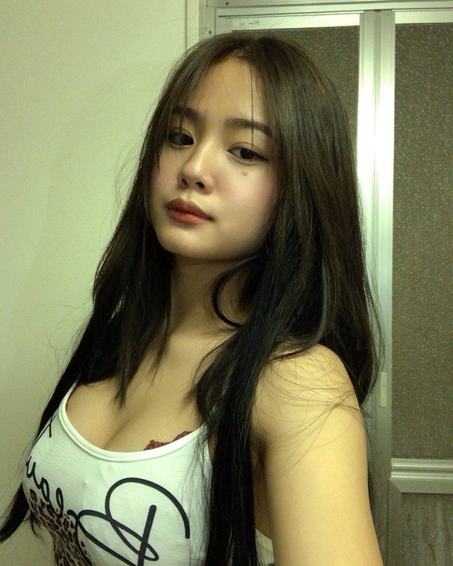 Nổi tiếng giống Bà Tưng, gái xinh chỉ lắc hông hút triệu view