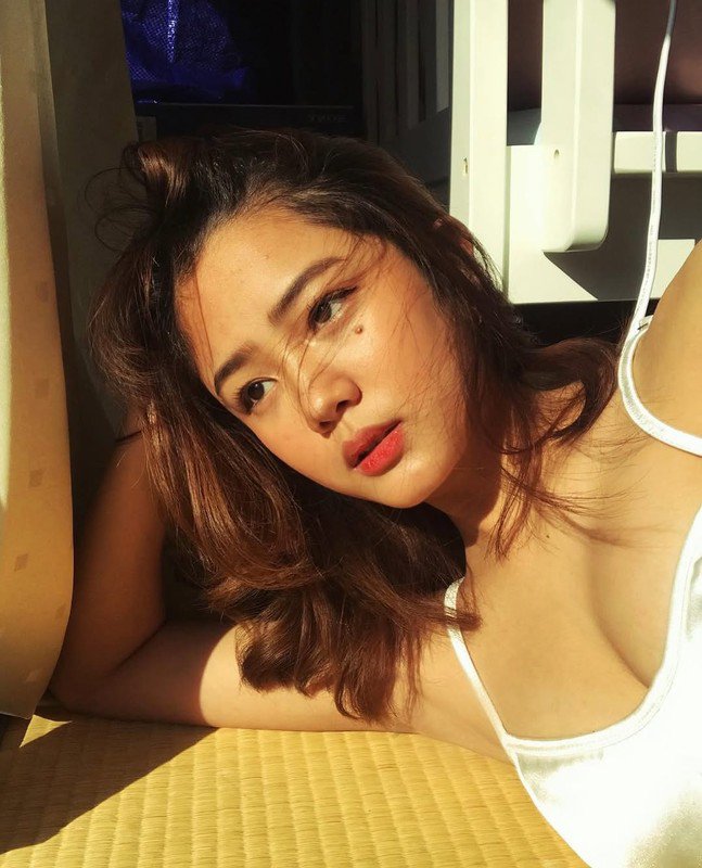 Nổi tiếng giống Bà Tưng, gái xinh chỉ lắc hông hút triệu view