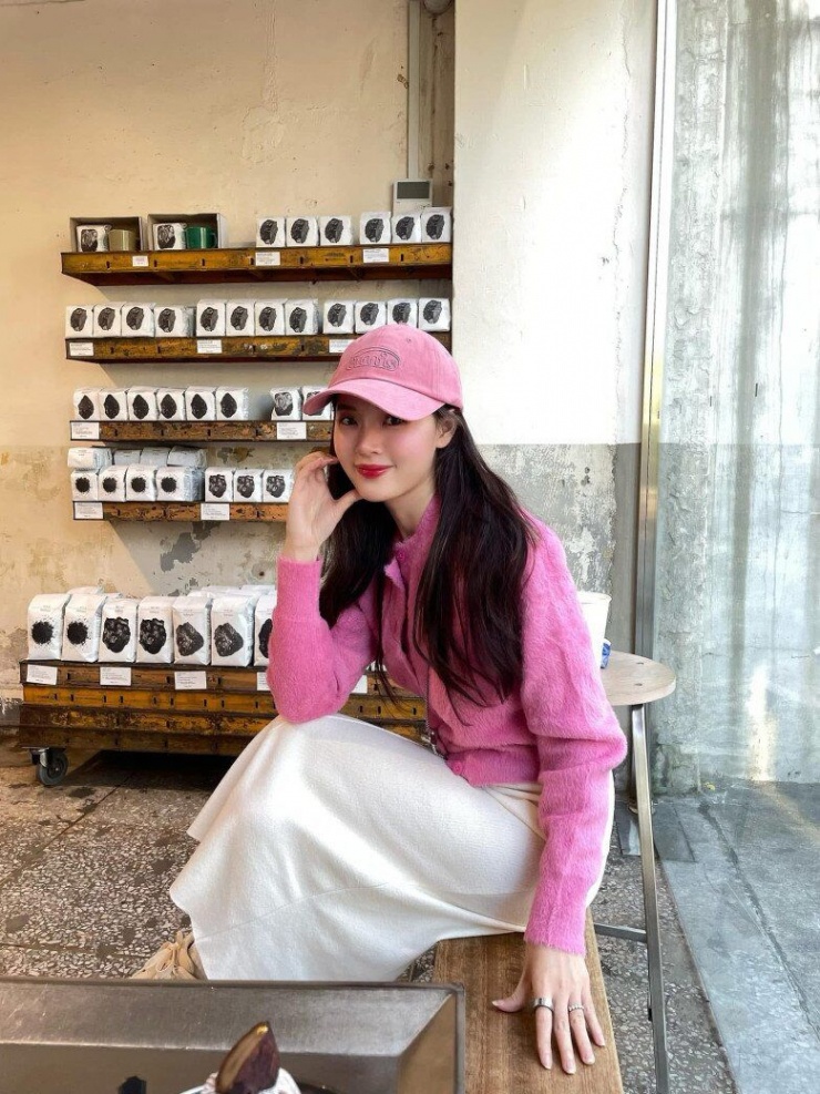 Từ ngày lấy chồng, Midu chỉ mê mặc 1 kiểu chân váy, vừa thanh lịch vừa ...